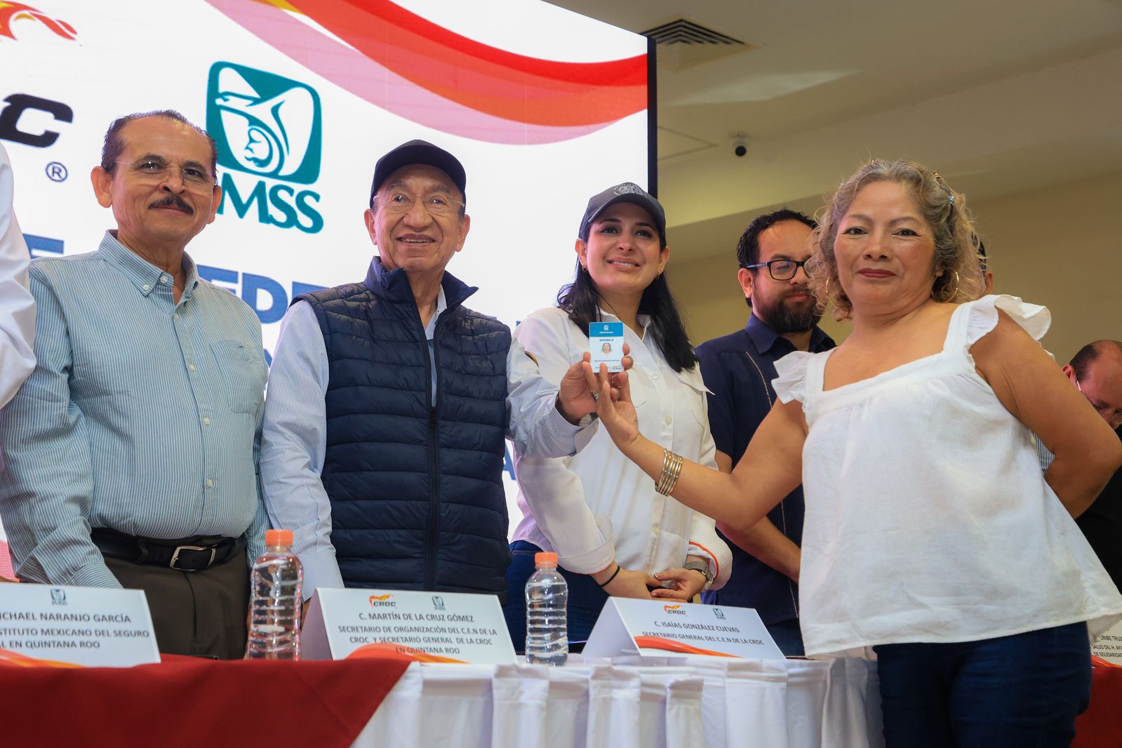 Entrega CROC acreditaciones del IMSS a delegadas y delegados de salud - Reportero Ambulante